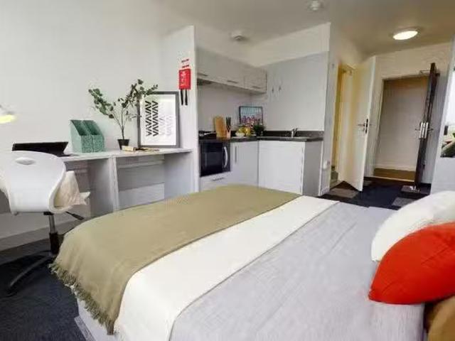 i Q New Town House Silver Studio Plus
