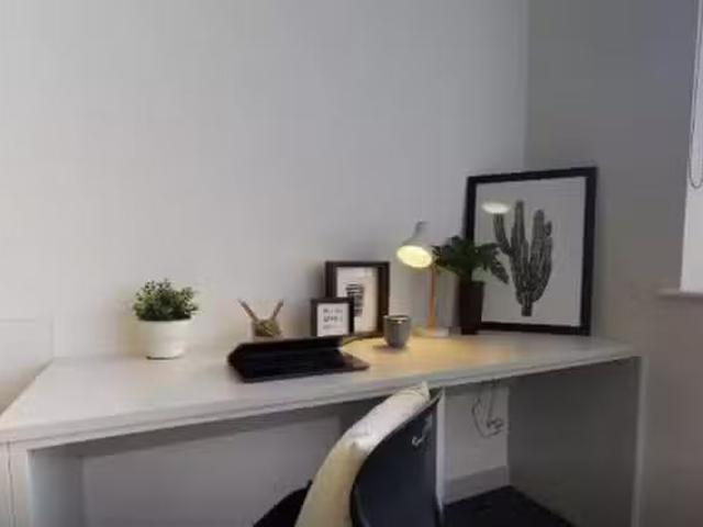 i Q Newland House Bronze Two Bed Apartment