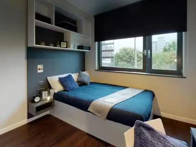 i Q Paris Gardens Bronze Two Bed Apartment Plus