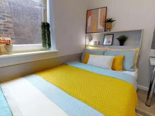 i Q Will Wyatt Court, London Bronze En Suite