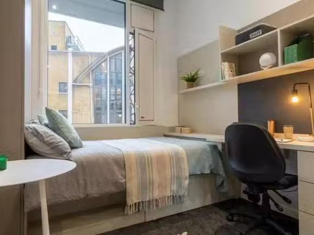 i Q Vega Silver 3 Bed Apartment
