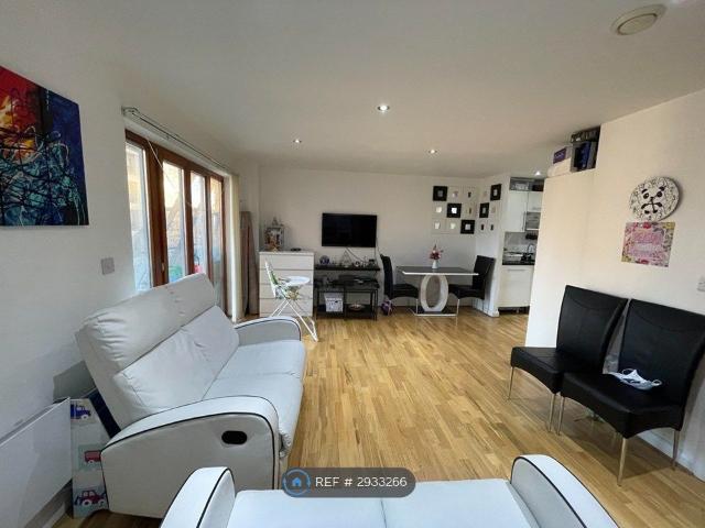 Icon Building, Ilford IG1, 2 bed flat to rent, £1,925 pcm | PrimeLocation