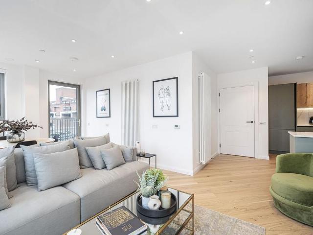 Icon Heights, N22, Wood Green. 2 bed flat to rent £2,250 pcm £519 pw