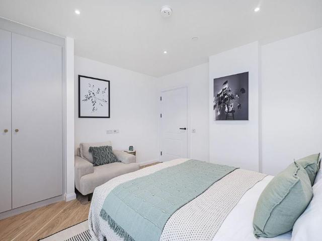 Icon Heights, Wood Green, London, N22 2 bed flat to rent £2,350 pcm £542 pw