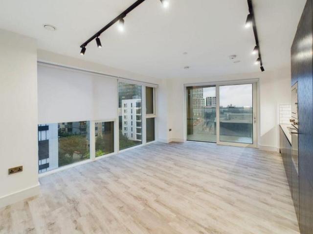 Icon Tower, Acton, London, W3 2 bed apartment to rent £2,700 pcm £623 pw