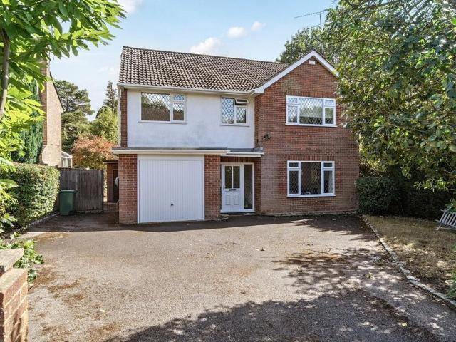 Iberian Way, Camberley, Surrey, GU15 4 bed detached house to rent £2,750 pcm £635 pw