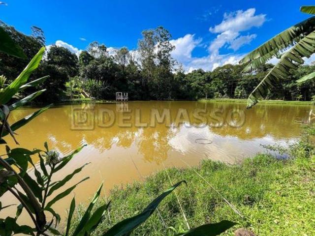 Ibiúna/SP Chácara com piscina e fundos para lago em loteamento com portaria!