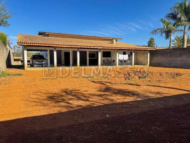 Ibiúna/SP Chácara completa em condomínio com 4 suítes e terreno de 1.000 m²!