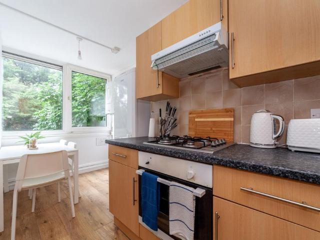 Ibsley Gardens, London, SW15 4 bed flat to rent £2,600 pcm £600 pw