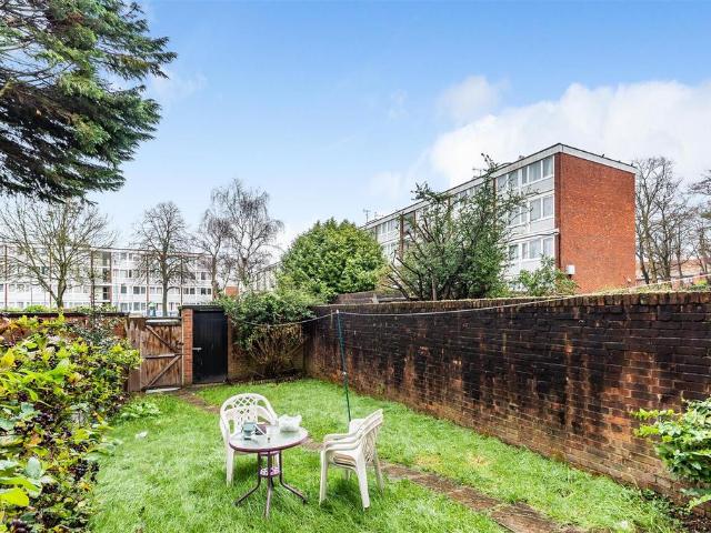 Ibsley Gardens, Roehampton SW15 4 bed maisonette to rent £2,750 pcm £635 pw