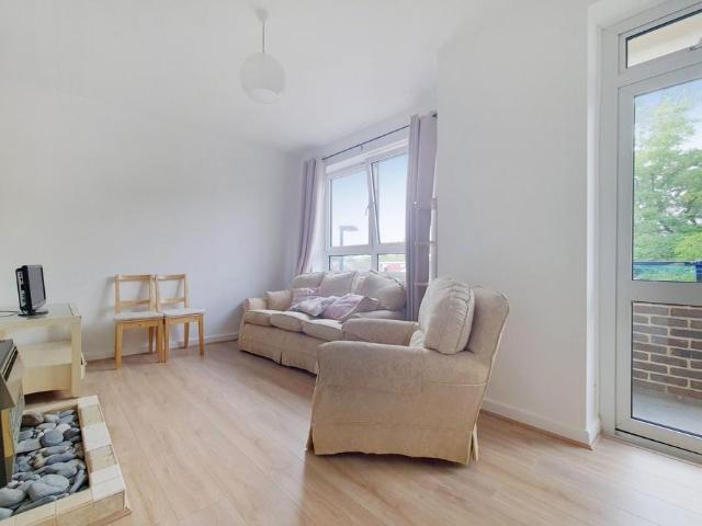 Idonia Street, Maple House Idonia. 4 bed flat to rent £3,500 pcm £808 pw
