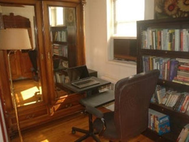 Ideal for Flight Attendant or Pilot – Bedroom + Of