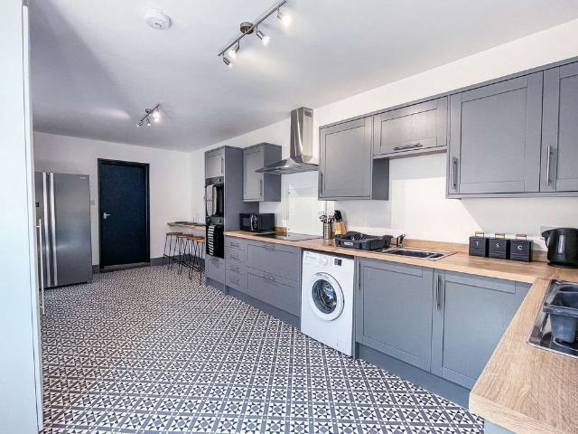 Ideal Location on Chantry Lane, Grimsby  Room 5 Off suite