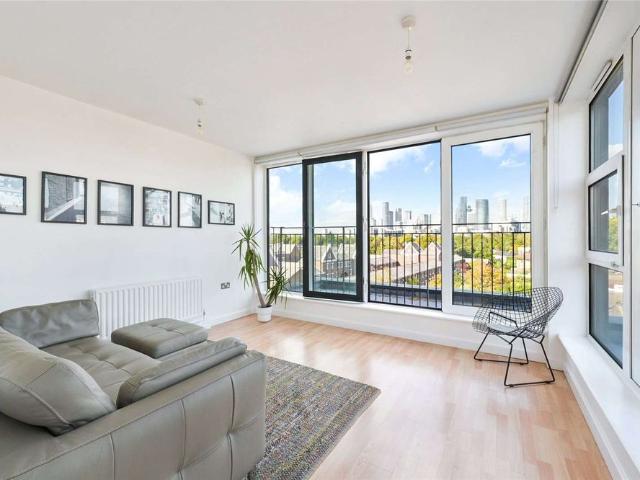 Ideally situated on the southern tip of the Isle of Dogs, this neutrally presented two bedroom Penthouse flat offers naturally light and generous living space