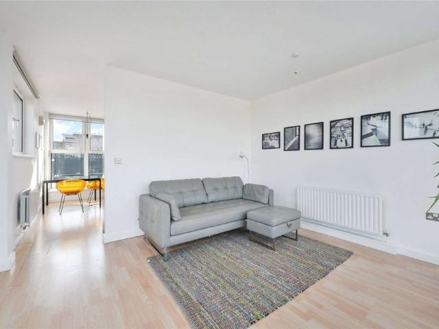 Ideally situated on the southern tip of the Isle of Dogs, this neutrally presented two bedroom Penthouse flat offers naturally light and generous living space