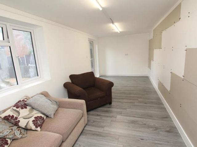 If you are a single professional looking for a double bedroom in a professional house share, then this could be the property for you. The property has been newly refurbished and is well presented throughout. The rooms are sure to let quickly, so please contact us for more details