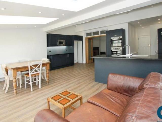 If you are looking to rent an en suite room, in a modern 5 bedroom house in the St George/Hanham area, with garden and parking, then this could be the property for you. Please contact us for more information…