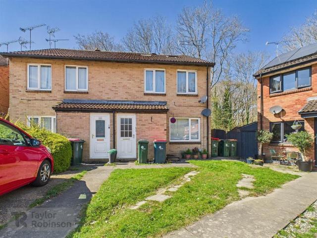 Ifield, Crawley, West Sussex. RH11 0UL 3 bed maisonette to rent £1,650 pcm £381 pw