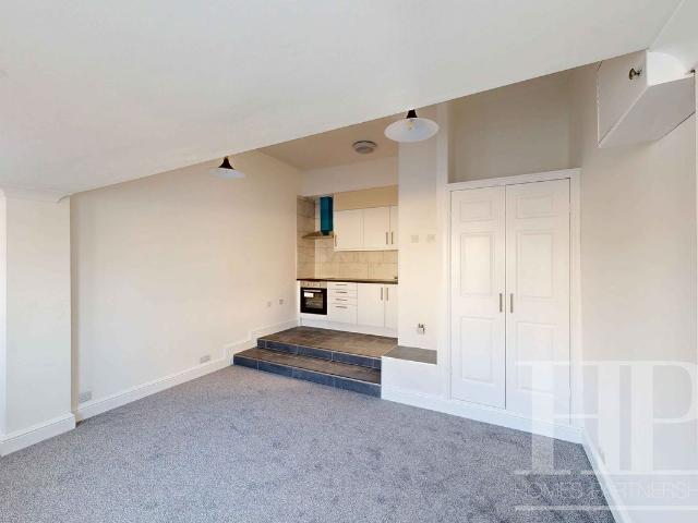 Ifield Road, West Green RH11, 1 bed flat to rent, £875 pcm | PrimeLocation