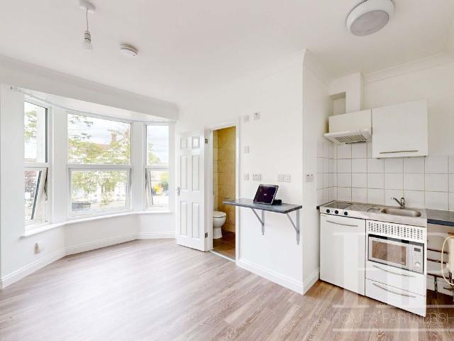 Ifield Road, West Green RH11, Studio to rent, £950 pcm | PrimeLocation