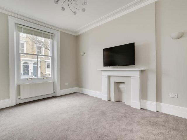 Ifield Road, Earls Court, SW10 2 bed flat to rent £2,500 pcm £577 pw