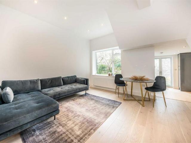 Ifield Road, London SW10 1 bed flat to rent £2,800 pcm £646 pw