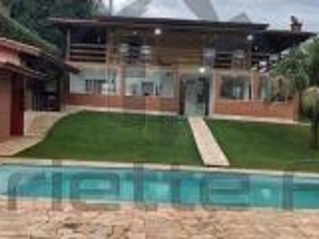 Iinda chácara a beira da represa de Piracaia, literalmente pé na água