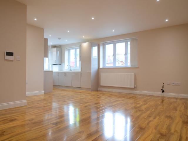 Ilmdeen Court, 33 Queens Road, Farnborough GU14, 2 bed flat to rent, £1,300 pcm | PrimeLocation