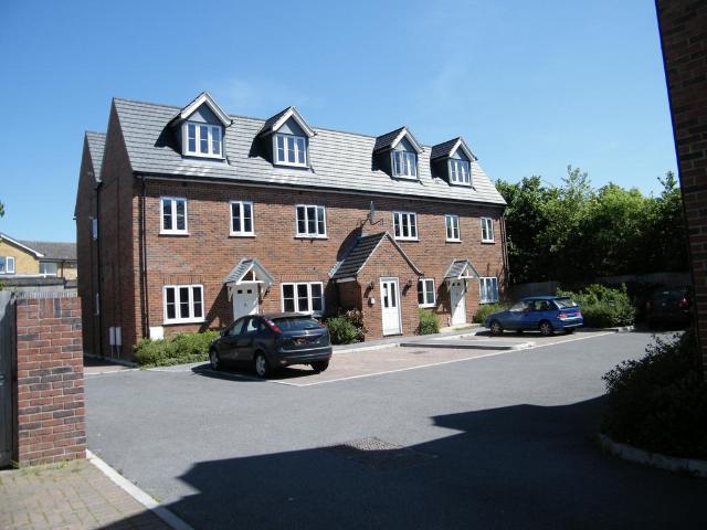 Ilminster Road, Taunton TA1 2 bed apartment to rent £1,050 pcm £242 pw