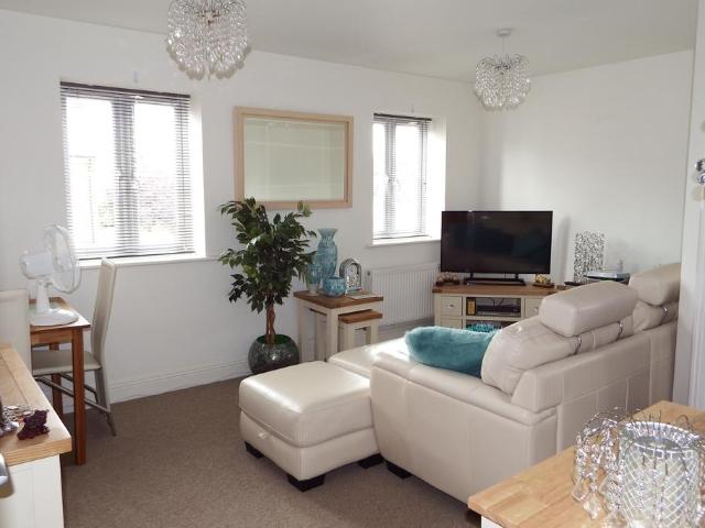 Ilminster Road, Taunton TA1 2 bed apartment to rent £1,050 pcm £242 pw