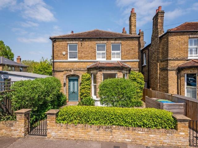 Ildersly Grove London SE21 4 bed detached house to rent £5,500 pcm £1,269 pw