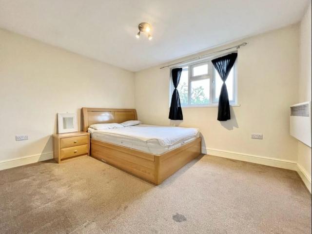 Ilford IG4, 1 bed flat to rent, £1,395 pcm | PrimeLocation