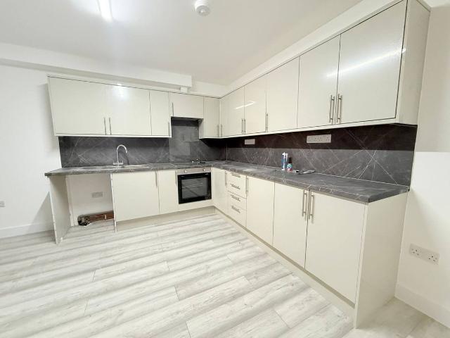 Ilford IG4, 3 bed flat to rent, £2,700 pcm | PrimeLocation