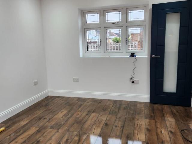 Ilford IG5 2 bed semi detached bungalow to rent £1,850 pcm £427 pw
