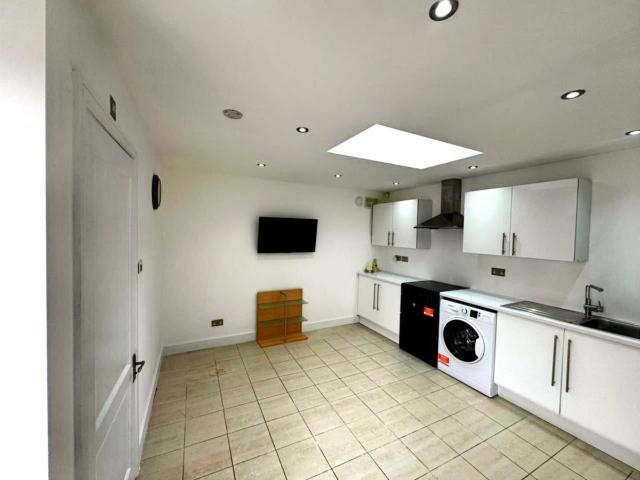 Ilford IG6, 1 bed property to rent, £1,500 pcm | PrimeLocation
