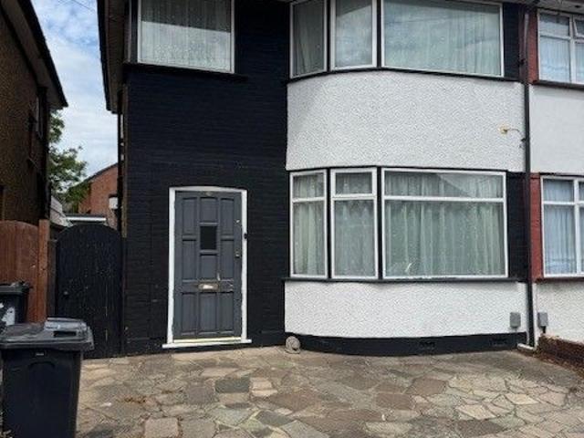 Ilford IG6, 3 bed shared accommodation to rent, £2,250 pcm | PrimeLocation