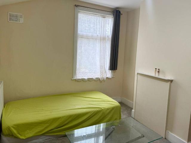Ilford IG1, Room to rent, £600 pcm | PrimeLocation