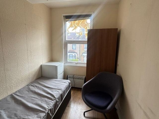 Ilford IG1, Room to rent, £700 pcm | PrimeLocation