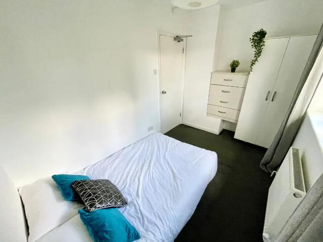 Ilford IG1, Room to rent, £700 pcm | PrimeLocation