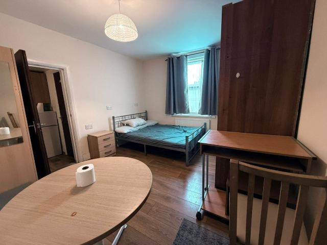Ilford IG1, Studio to rent, £1,150 pcm | PrimeLocation