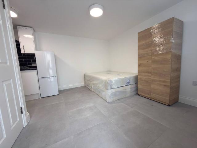 Ilford IG1, Studio to rent, £1,200 pcm | PrimeLocation