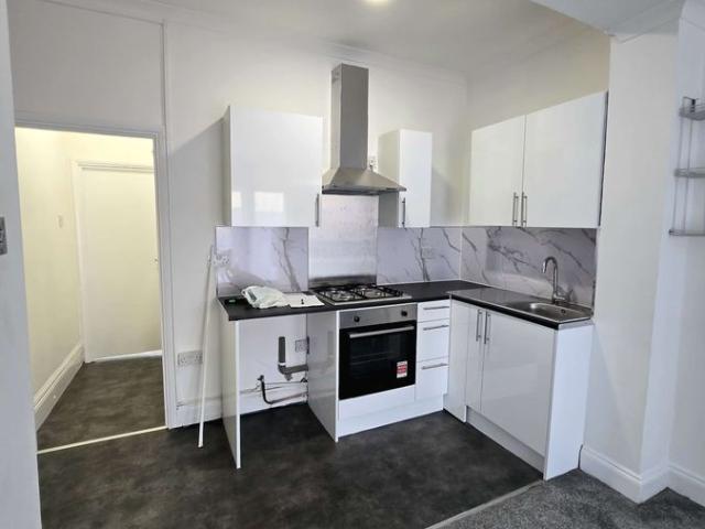 Ilford IG1, 2 bed flat to rent, £1,750 pcm | PrimeLocation