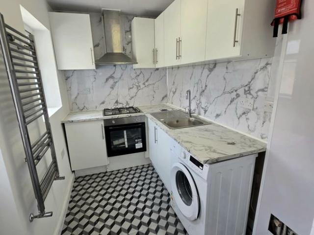 Ilford IG1, 2 bed flat to rent, £2,150 pcm | PrimeLocation