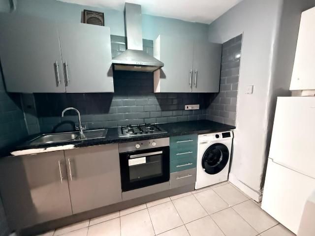 Ilford IG1, 3 bed flat to rent, £1,800 pcm | PrimeLocation