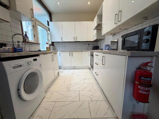 Ilford IG1 6 bed terraced house to rent £2,900 pcm £669 pw