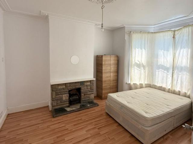 Ilford IG2, Room to rent, £750 pcm | PrimeLocation