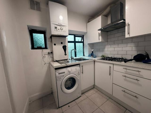 Ilford IG2, 2 bed flat to rent, £1,600 pcm | PrimeLocation