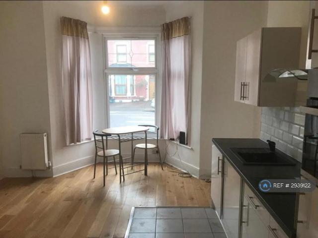 Ilford, Ilford, IG1 Studio to rent £1,530 pcm £353 pw