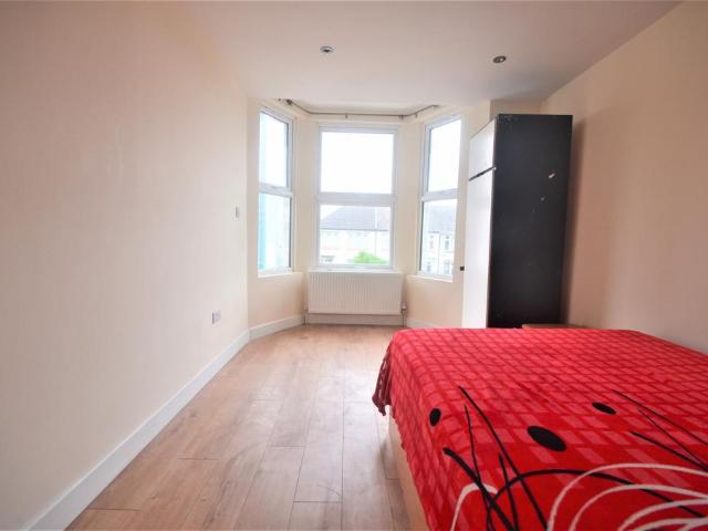 Ilford Lane, IG1 2NF 3 bed flat to rent £1,800 pcm £415 pw