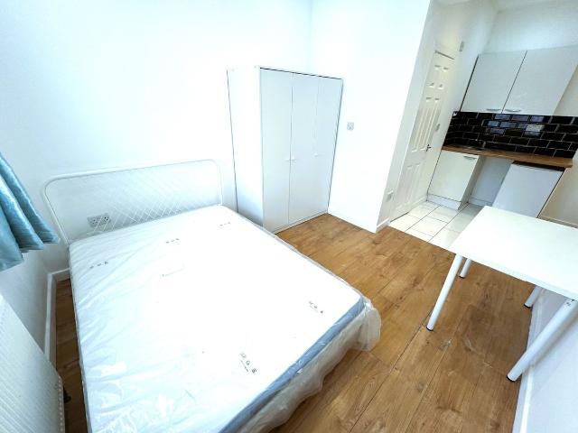 Ilford Lane, Ilford IG1, Studio to rent, £925 pcm | PrimeLocation